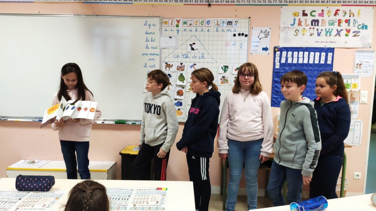 Lecture en anglais par des élèves de 6ème en classe de CP-CE1A | Ecole ...